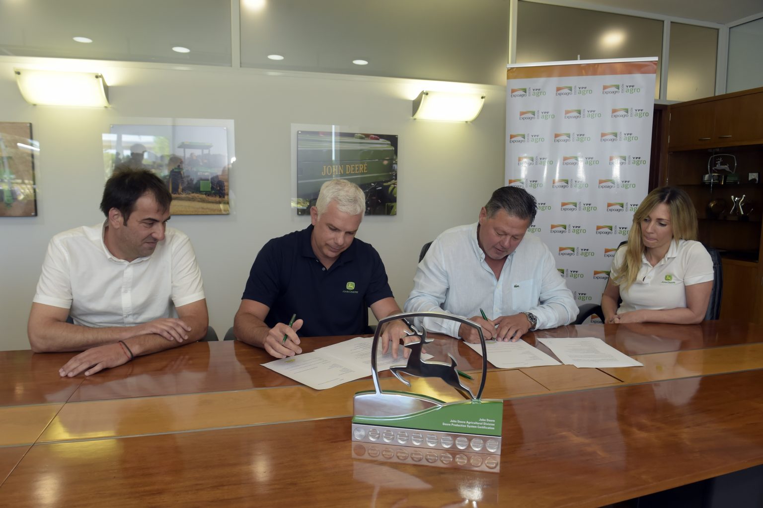 JOHN DEERE Argentina firma una alianza estratégica con EXPOAGRO – El ...